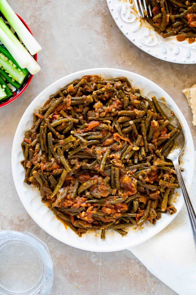 Loubieh bi Zeit (Green Beans with Tomatoes) - Palestine In A Dish